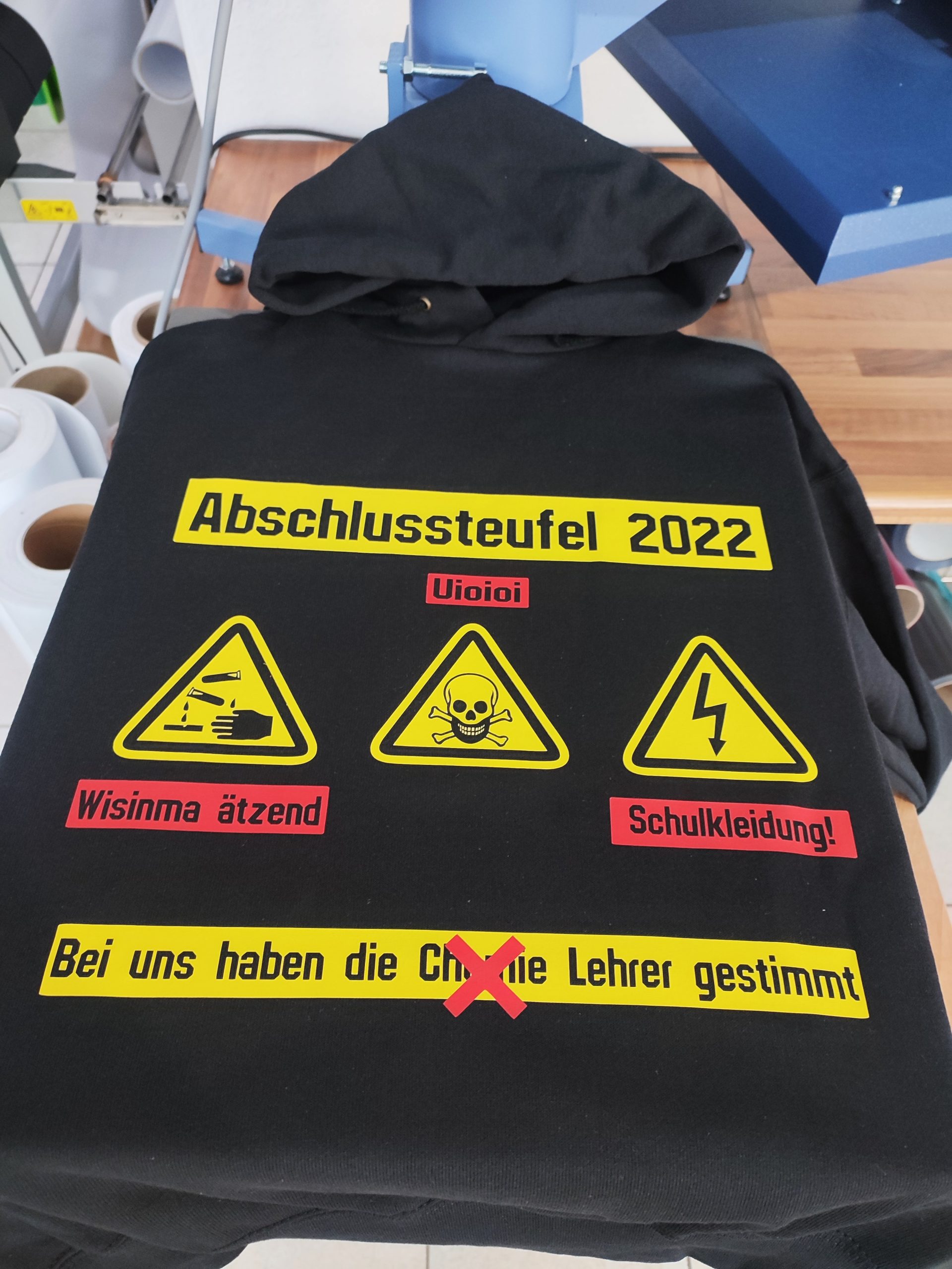 Abschlusspullis nach Wunsch | Beflocken und bedrucken von Textilien in ...
